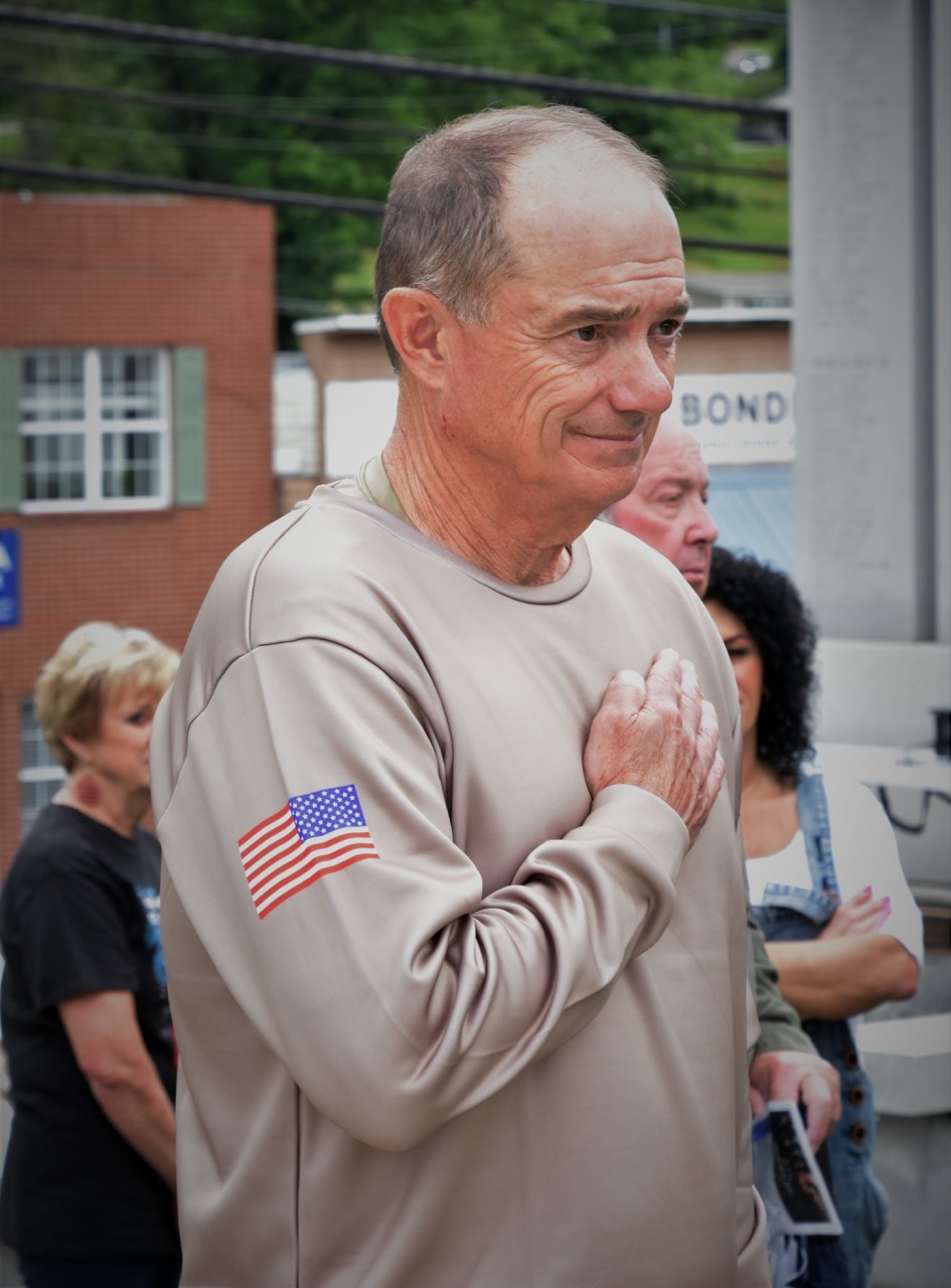 The family came out for Paps, LieutenantÂ ColonelÂ KnudÂ Salveson – WLAF