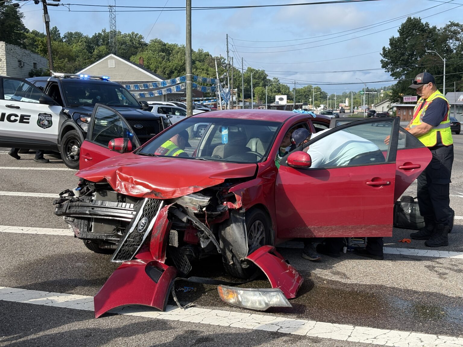 Single-car wreck injures one, snarls four lane traffic – WLAF