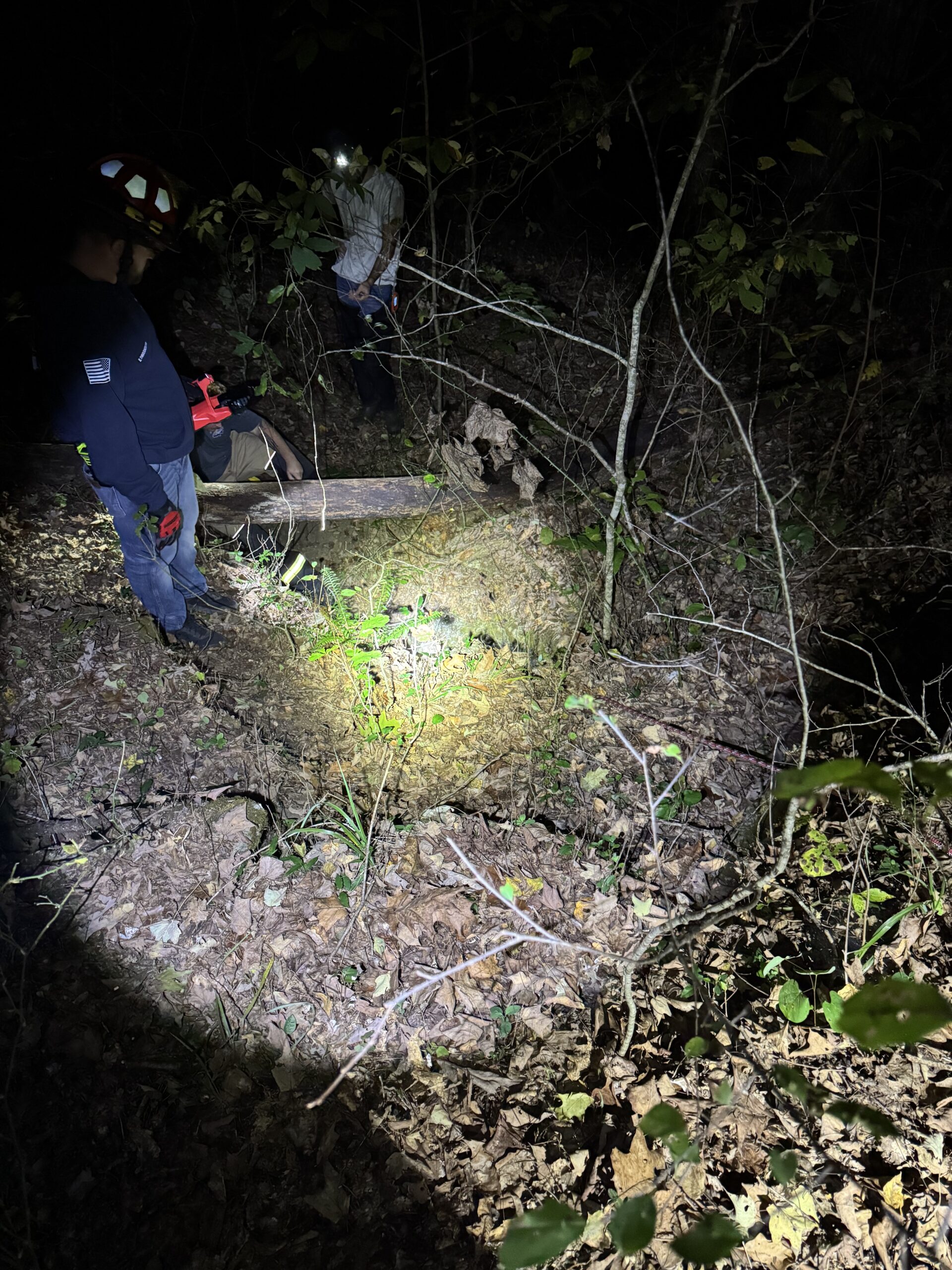 Rescuer lowered 150-feet into cave to save hunting dog – WLAF