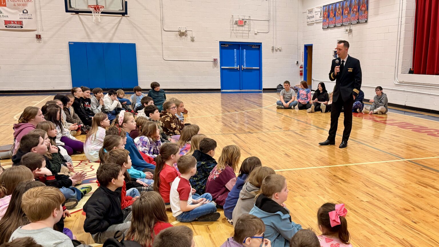 Smith, Delta pilot, shares airline stories with Wynn Students – WLAF